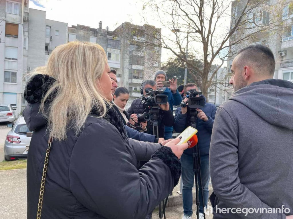 Stanari sazvali press zbog povijesne optužnice, usred tiskovne uletio ...